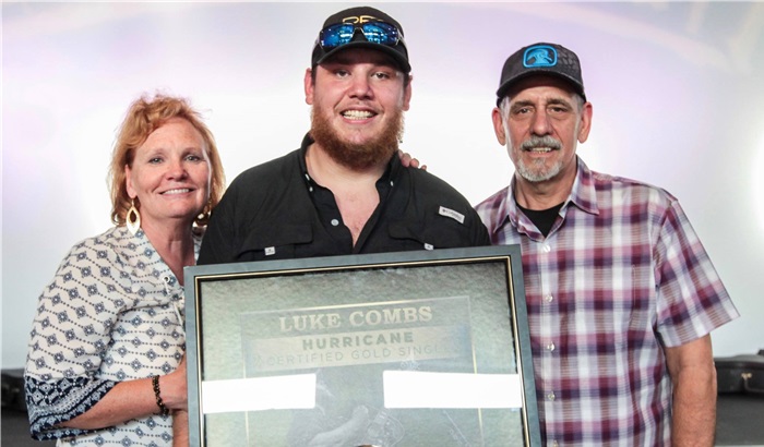Meet Luke Combs’ Parents, Siblings and Family